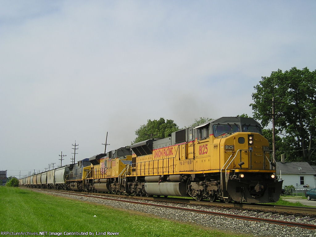 UP 8125 On CSX Q 687